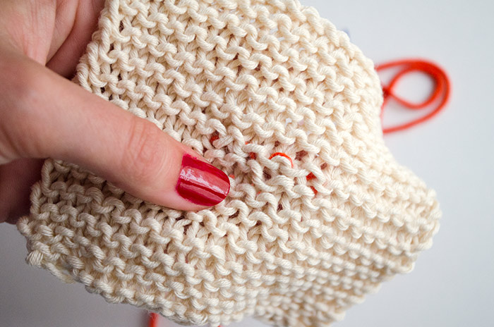 How to correctly hide the threads of yarn (garter stitch)