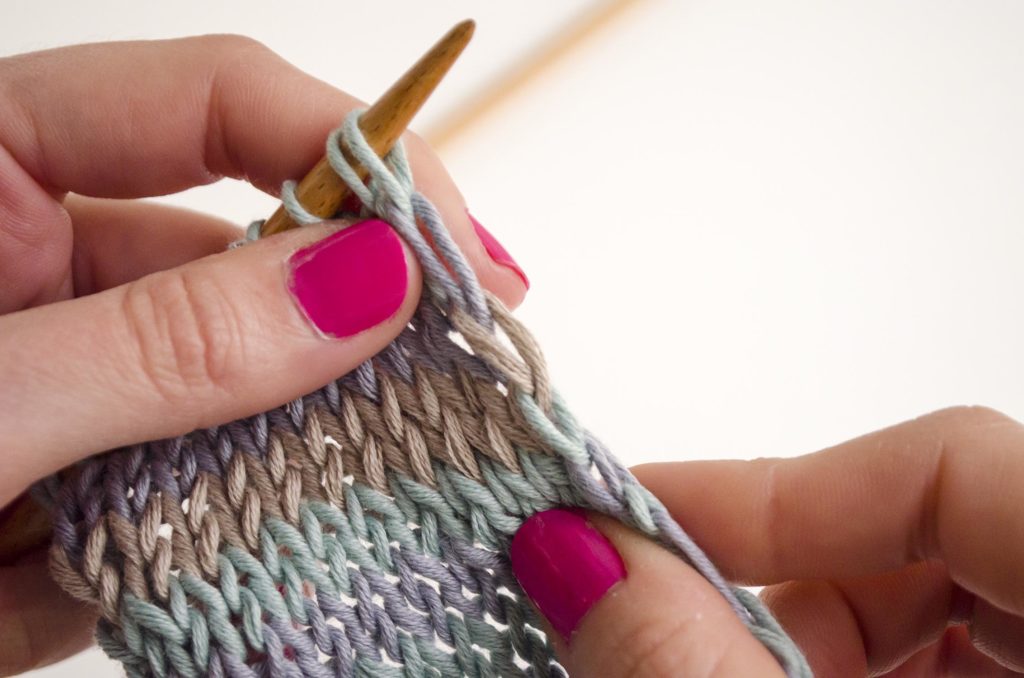How to make a chained edge when working with two or more yarn colors ...