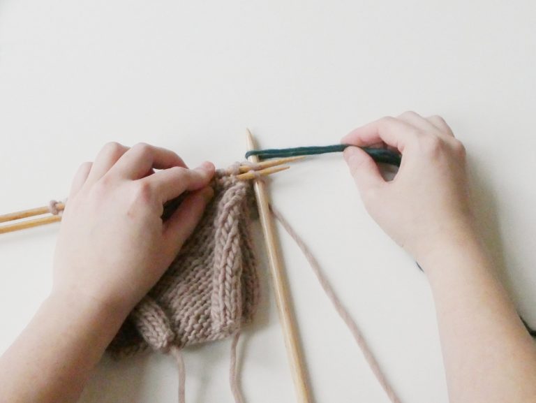 How to knit the three-needle bind off - The Blog - US/UK